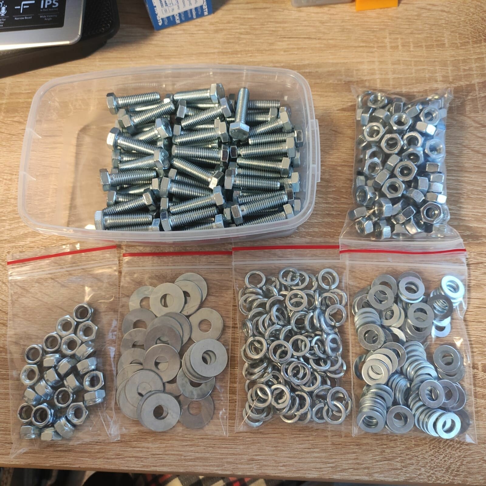 Набор - Болт М8 30 мм 100 шт, Гайка М8 100 шт, Шайба М8 100 шт, Гровер М8 100 шт, шайба увел. М8 25 шт, Гайка самостоп. М8 25 шт, в контейнере - 450шт. DIN 933. КП 8.8