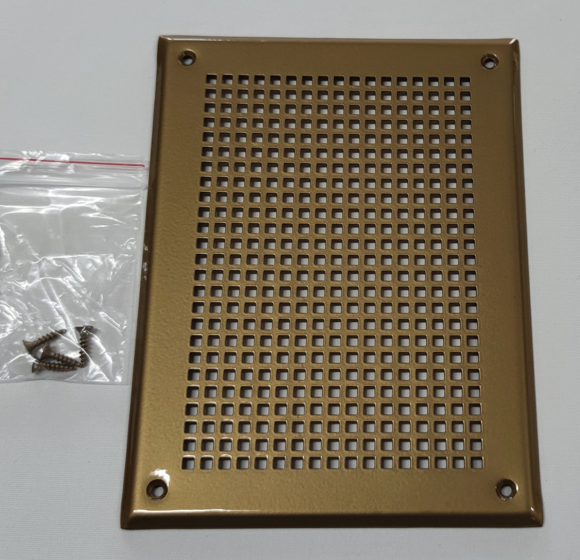 Решетка плоская с подгибом Трумпф, габарит 200х150мм, перфорация Квадрат 4-6.5, Золото.