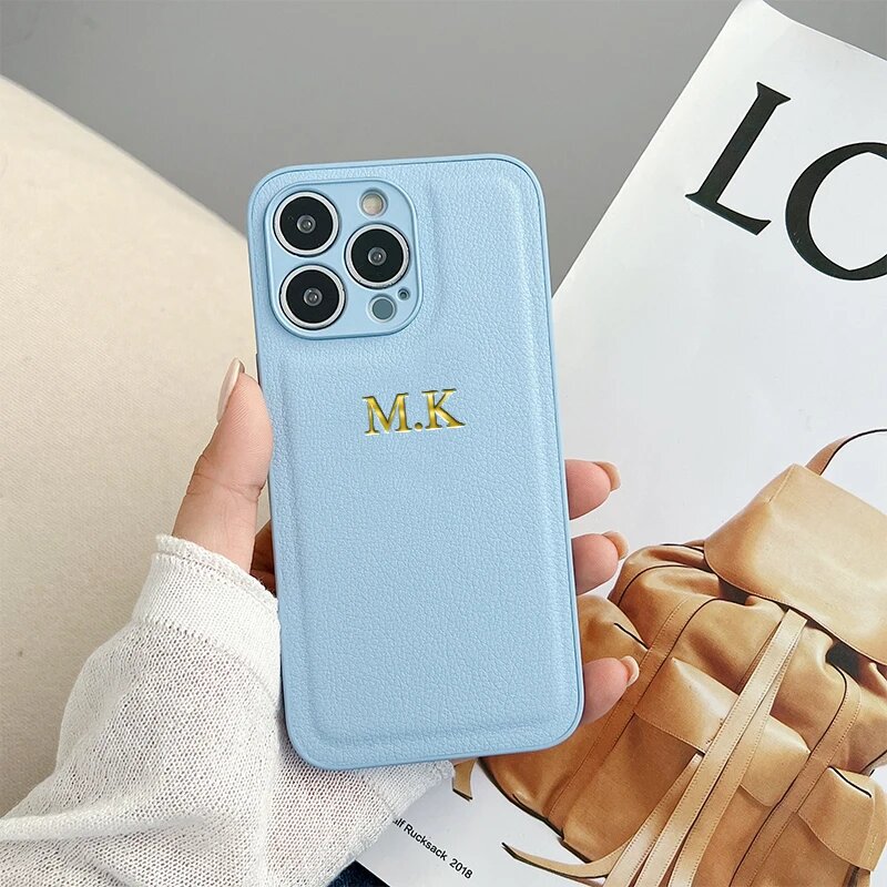 Корейский мягкий чехол из искусственной кожи с именными буквами для iPhone 16 14 13 12 11 Pro Max Plus, роскошный чехол с защитой объектива with letter sky, for iPhone 16Pro Max