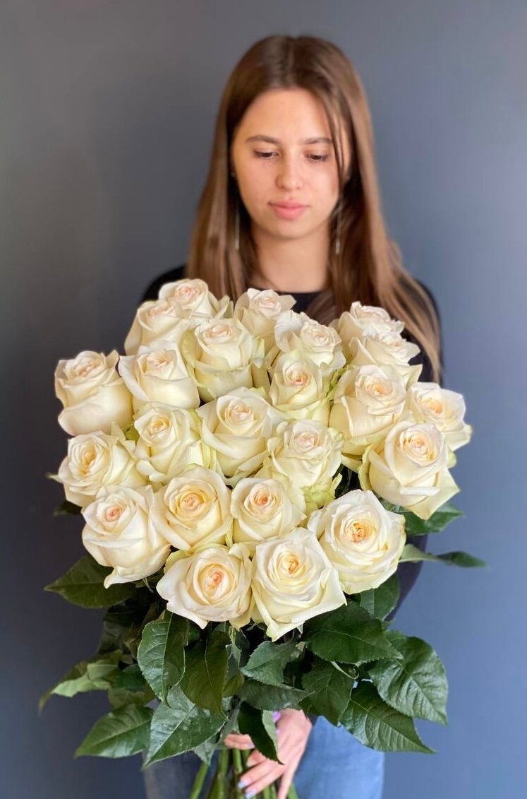 Монобукет "Эквадорские розы Канделайт", 25 шт от ИЛ фиоре. свежие цветы с доставкой