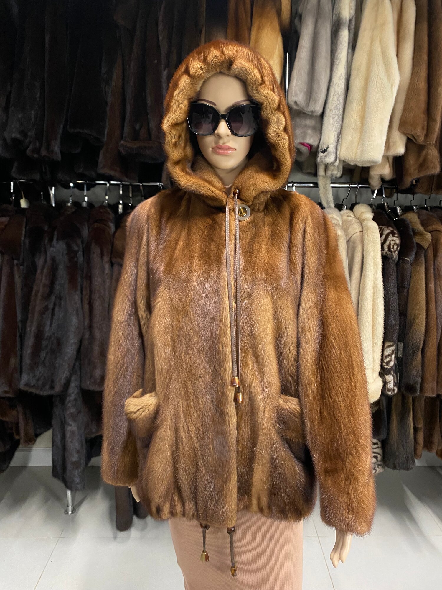 Шуба. Стильная. Норка с капюшоном 42-44 р.