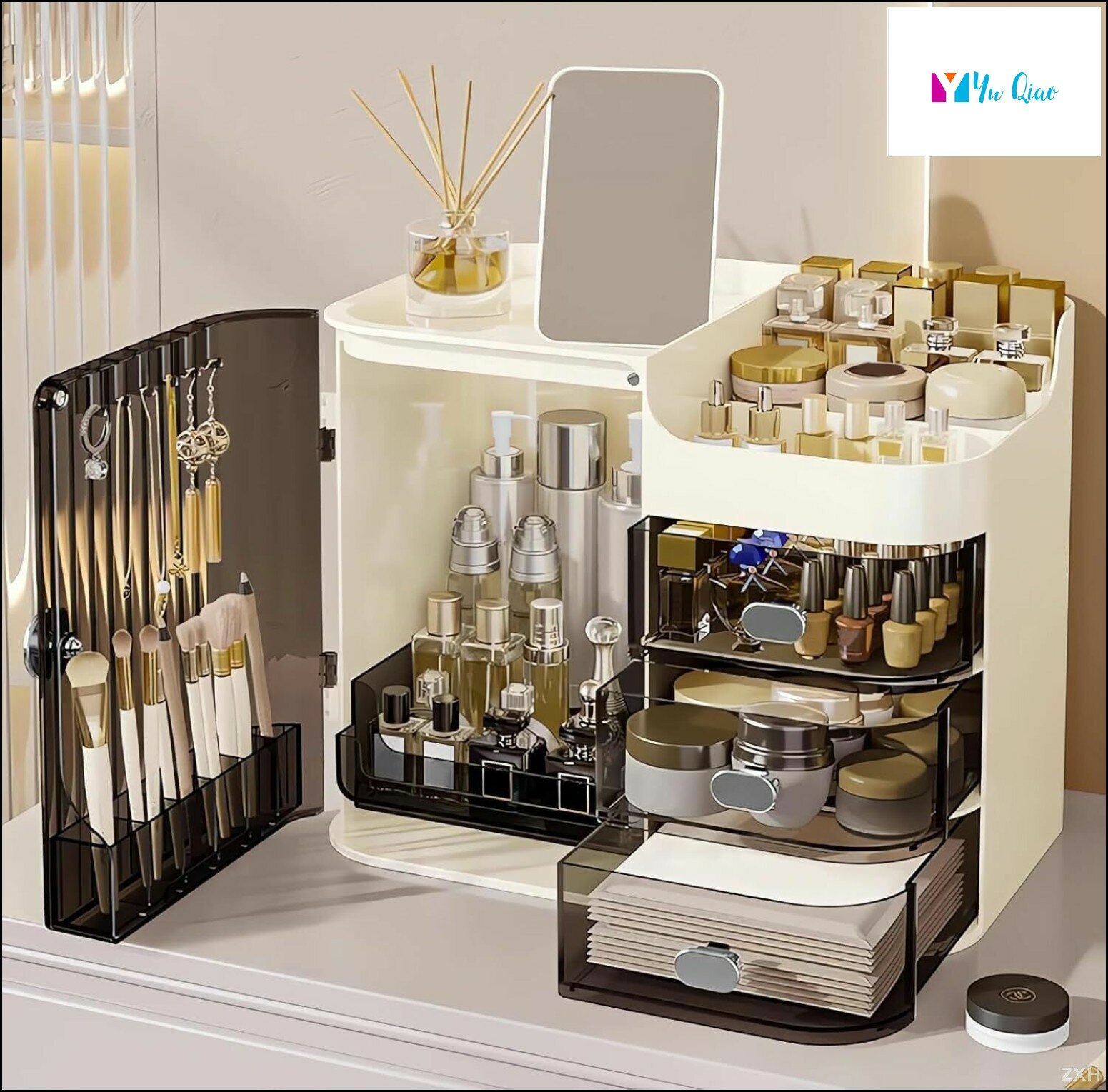 Эксклюзивный контейнер для косметики в виде шкатулки предназначен для хранения помад и средств по уходу за кожей