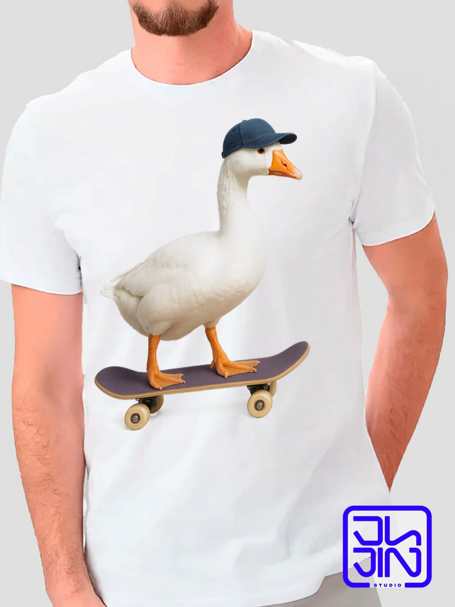 Футболка классическая мужская с авторским принтом Веселый белый гусь на скейтборде в синей кепке, креативный графитовый экстрим, белый хлопковый трикотаж с прикольным рисунком на груди