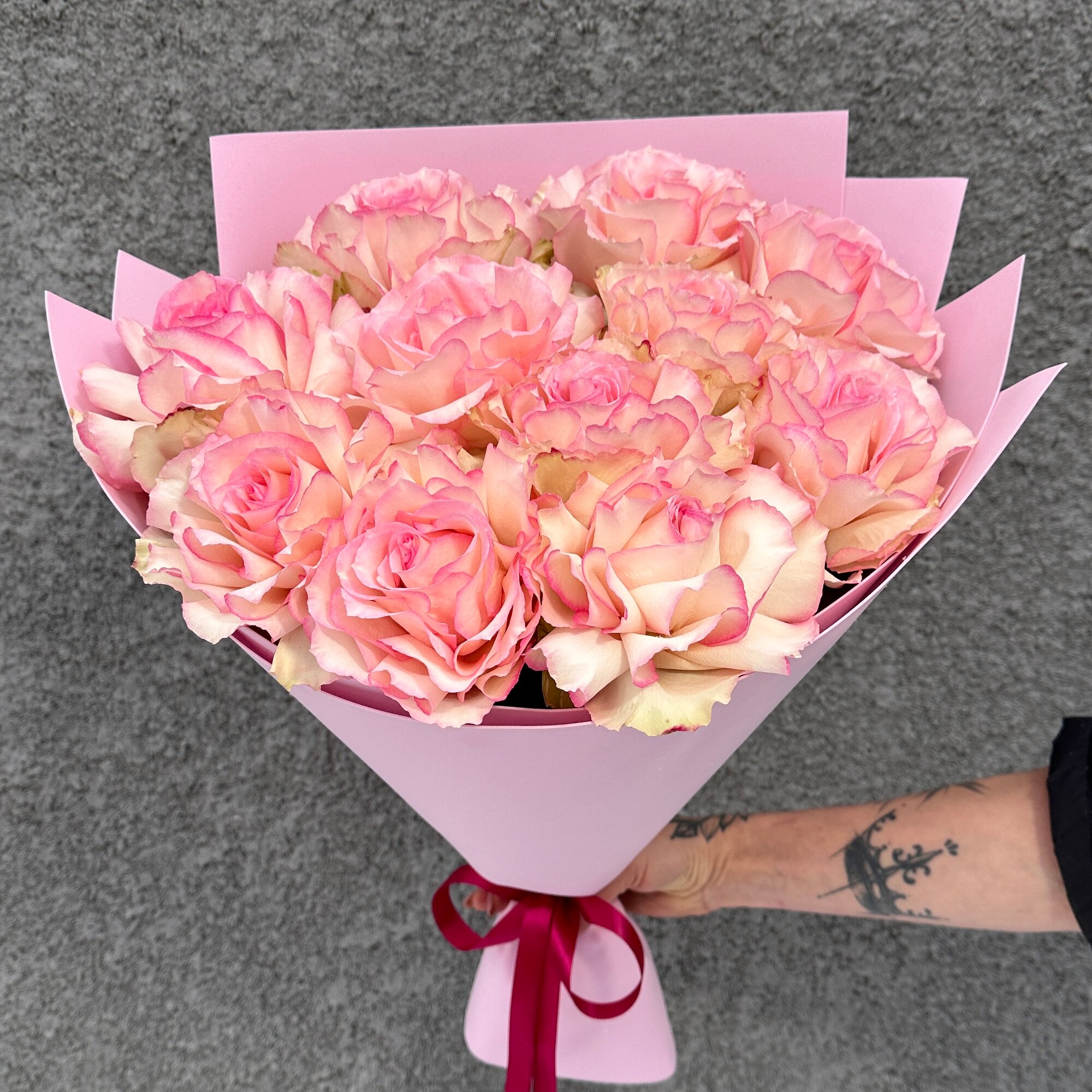 Букет цветов из 15 французских роз в упаковке /Арт. 911523 / Радуга Букет