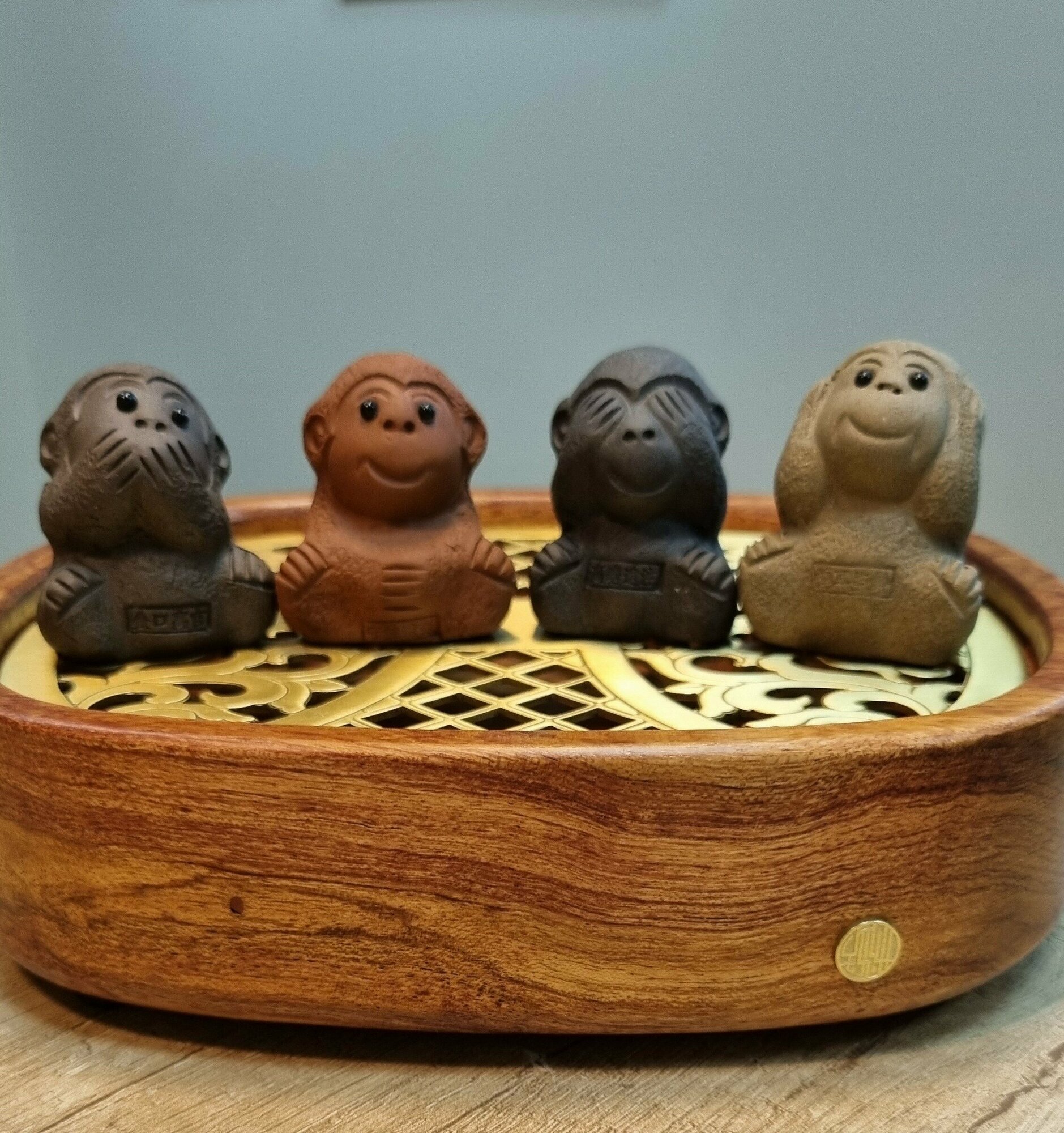 Фигурки чайные обезьянки "Ёндзару" (4 штуки), исинская глина, каждая размером 5х3,5 см.