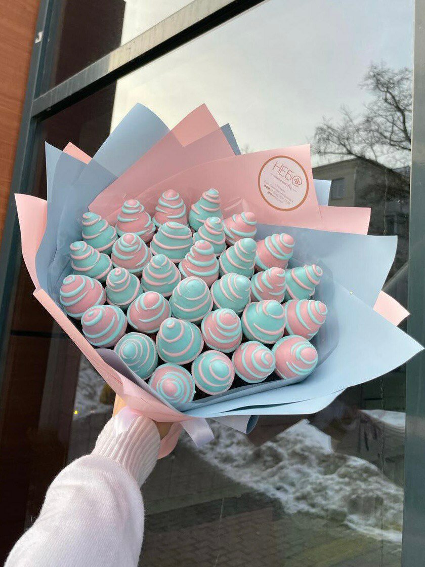 Букет с клубникой в белом шоколаде, без посыпок, 600 г, Sweety, розовая и голубая упаковка