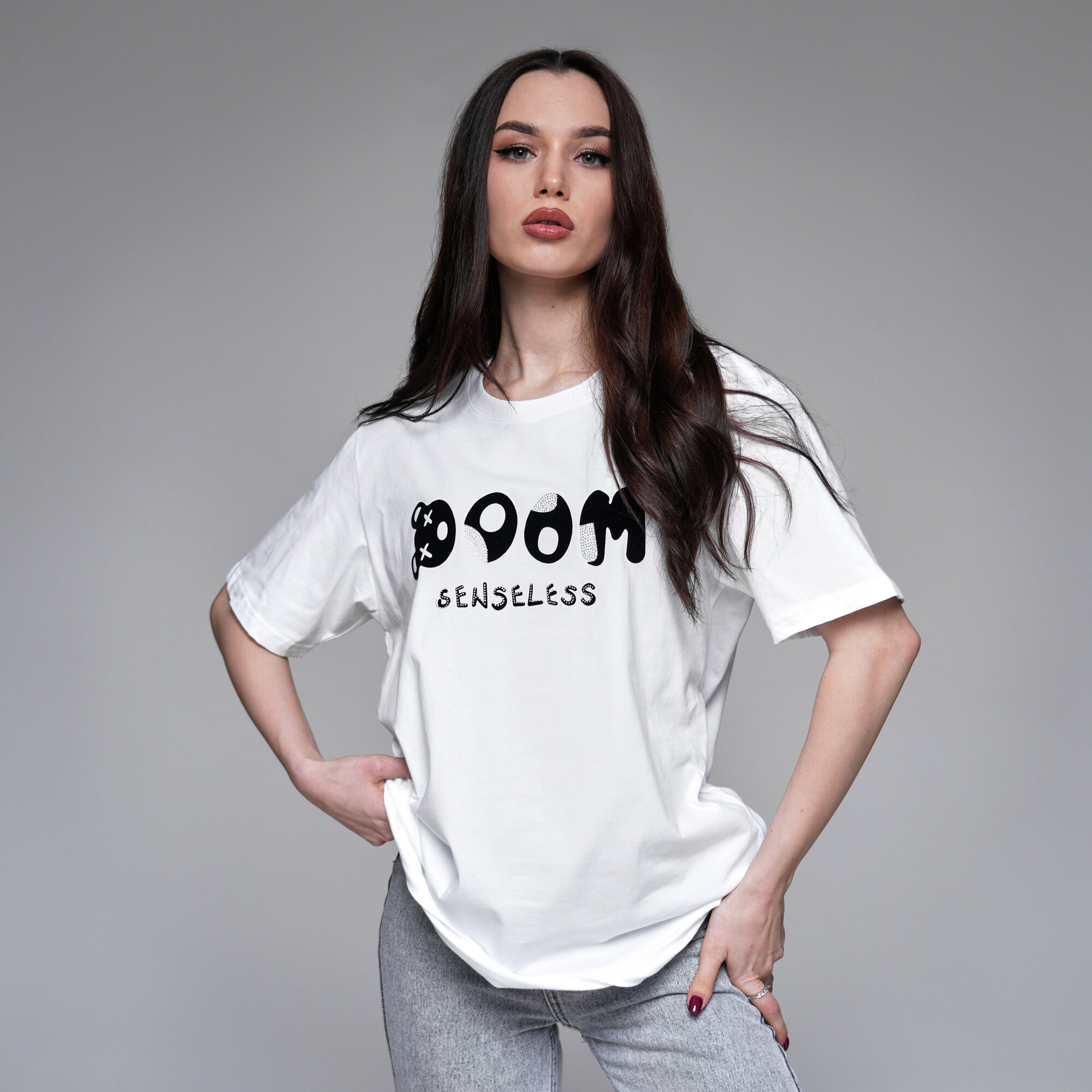 Футболка женская, с стильной бархатной термоаппликацией и страз