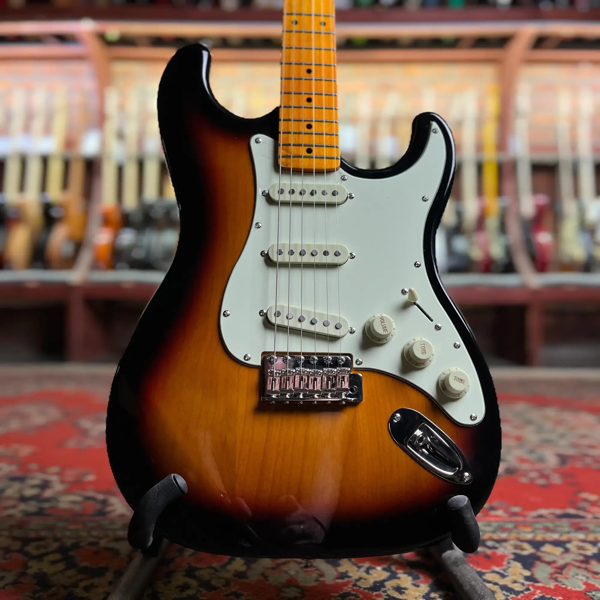 Электрогитара J&D Guitars ST-H Stratocaster SSS Sunburst
