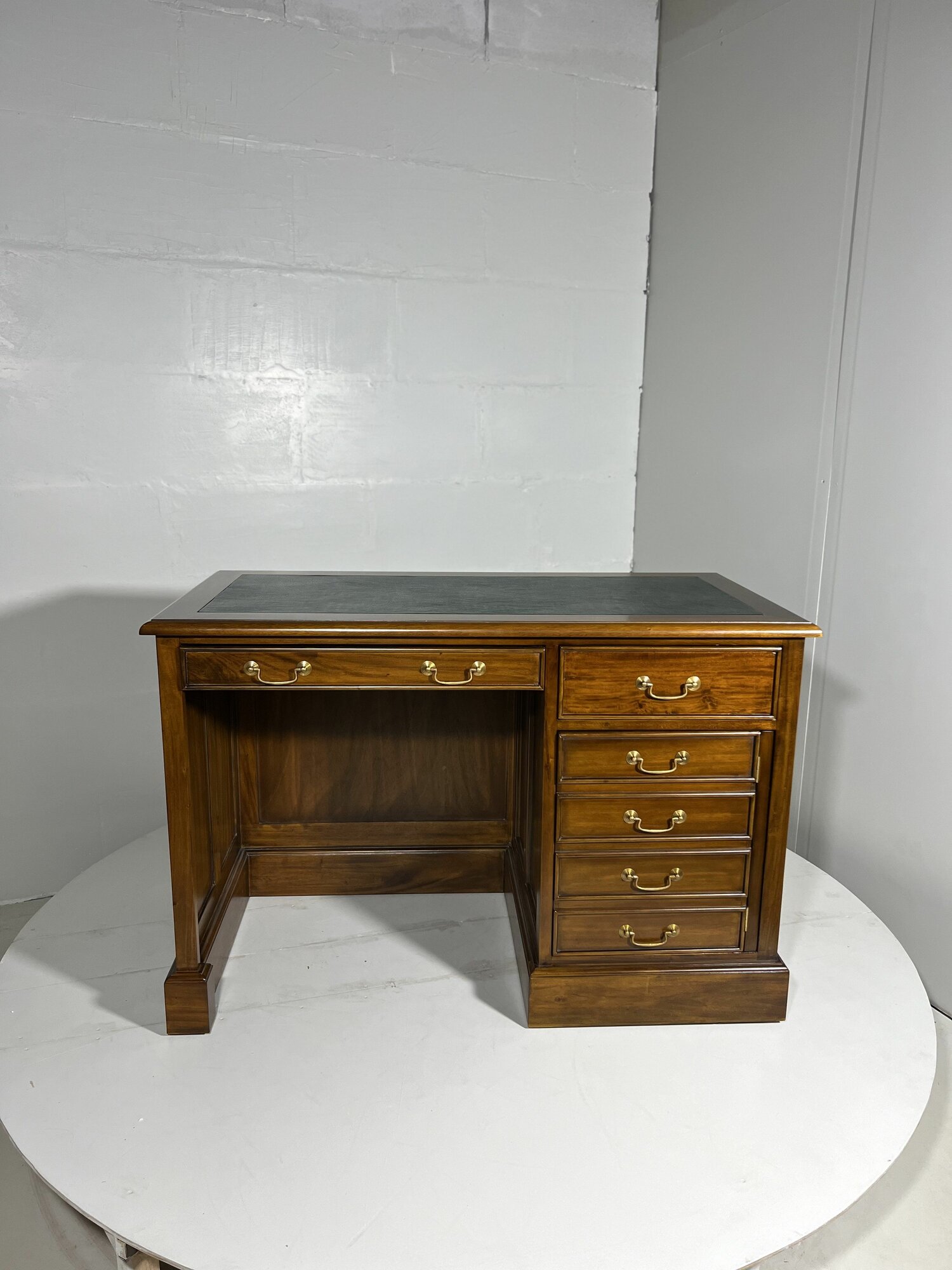 Письменный стол 12218 BROWN Индонезия из массива красного дерева 120x60x80см (коричневая кожа) . Цвет темный орех