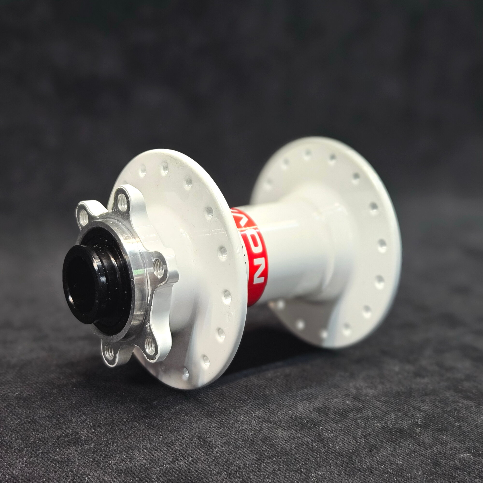 Втулка передняя Novatec D041SB-15, 100x15 мм, 32 спицы, белая