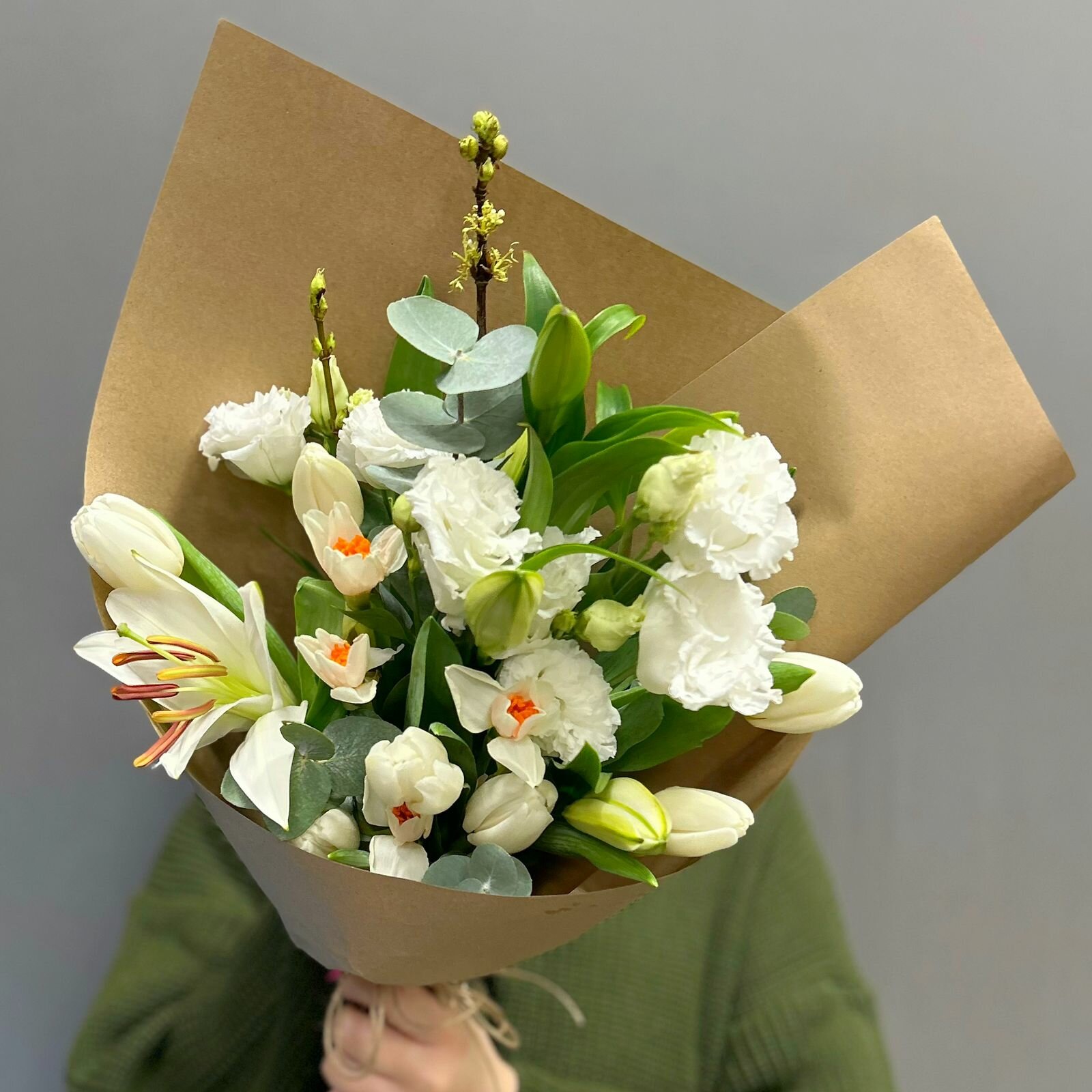 Микс с белой лилией, нарциссами и тюльпанами