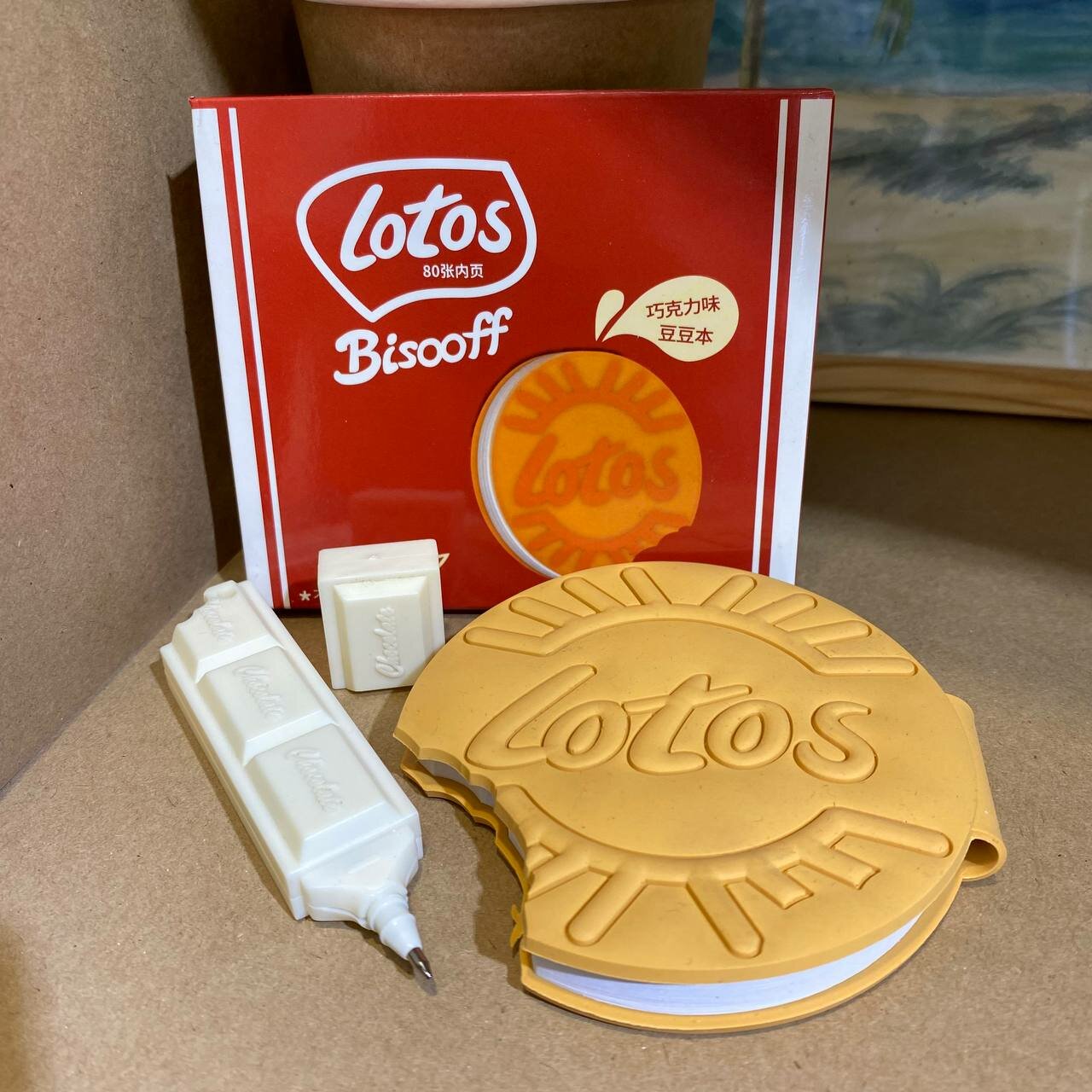 Блокнот, 80 листов, в виде молочного печенья Lotos (ароматизированный) + ручка в виде белого шоколада (синяя паста)