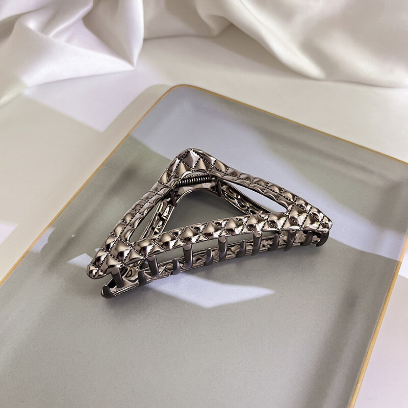 Заколка для волос "Бабочка", шахматный порядок, красная, кожа с треугольным рисунком