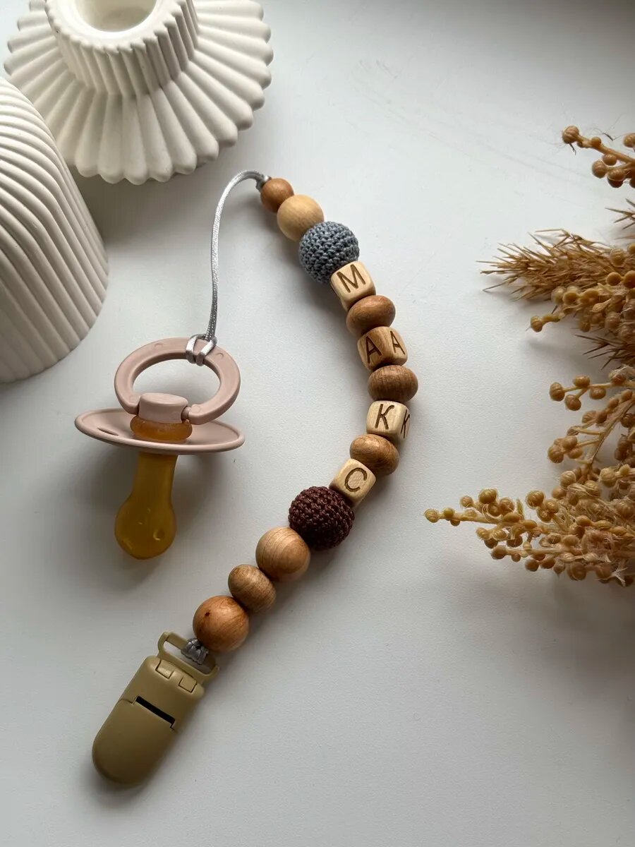 Именной держатель прорезыватель для соски из дерева можжевельник Максим