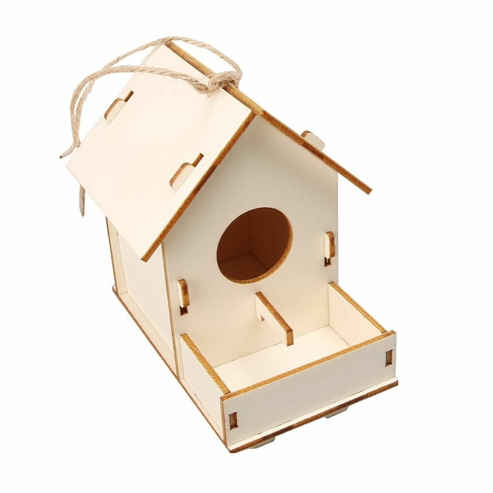 Деревянный домик для птиц на открытом воздухе