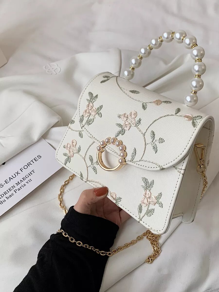 Сумка белая маленькая из бусин с жемчугом