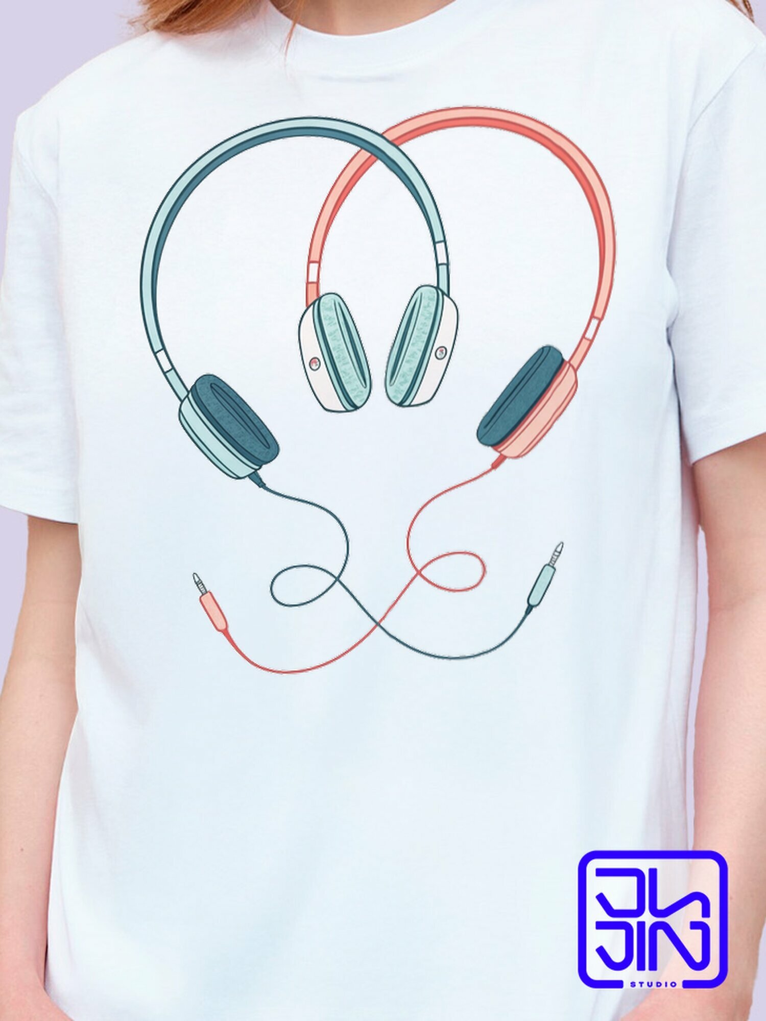 Футболка классическая женская с авторским принтом Минималистичные цветные наушники с сердцем, бирюзовые и розовые, музыкальные, белый хлопковый трикотаж с прикольным рисунком на груди