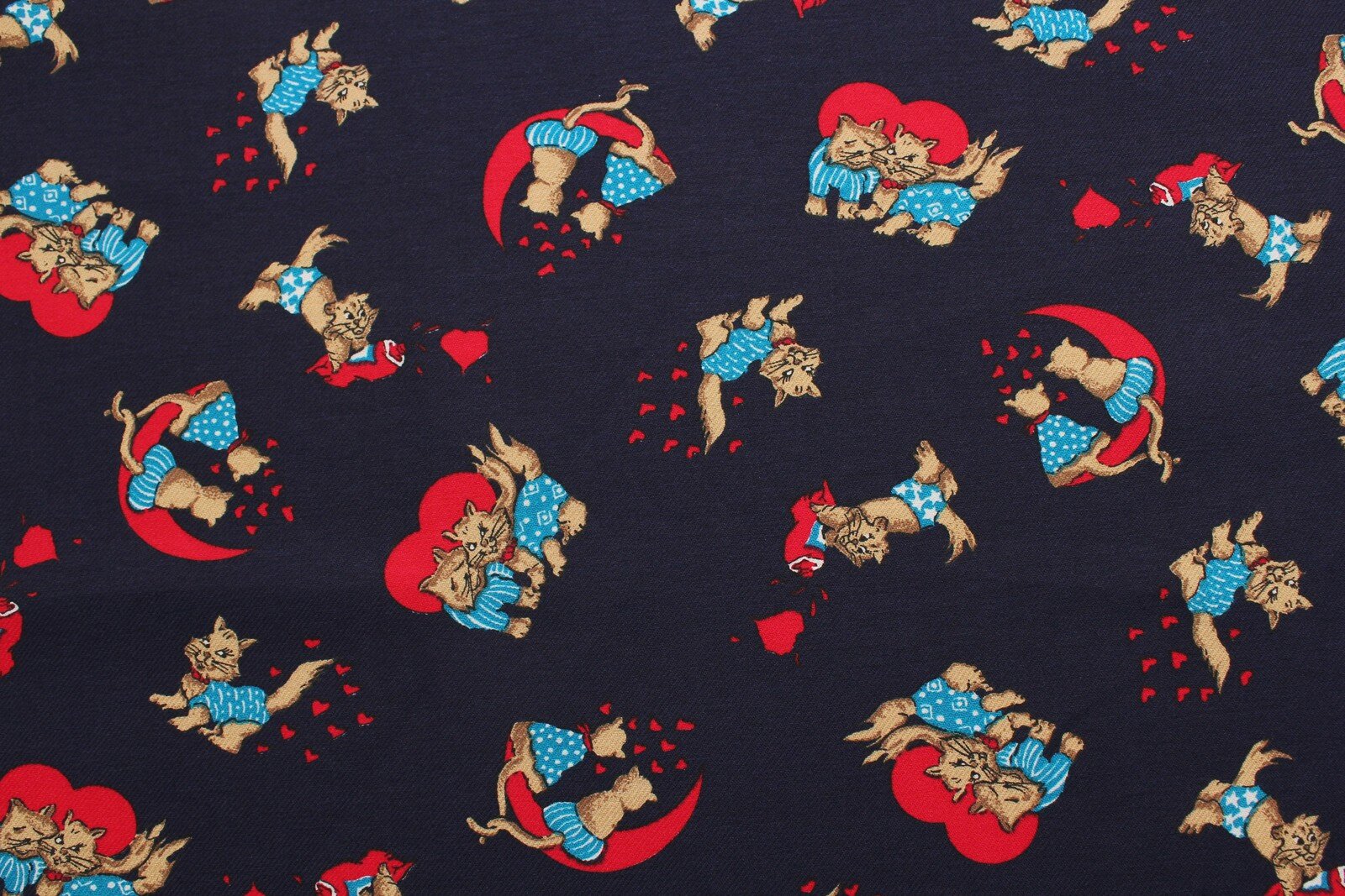 Ткань Хлопок костюмный тёмно-синий с кошками и красными сердечками, ш154см, 0,5 м