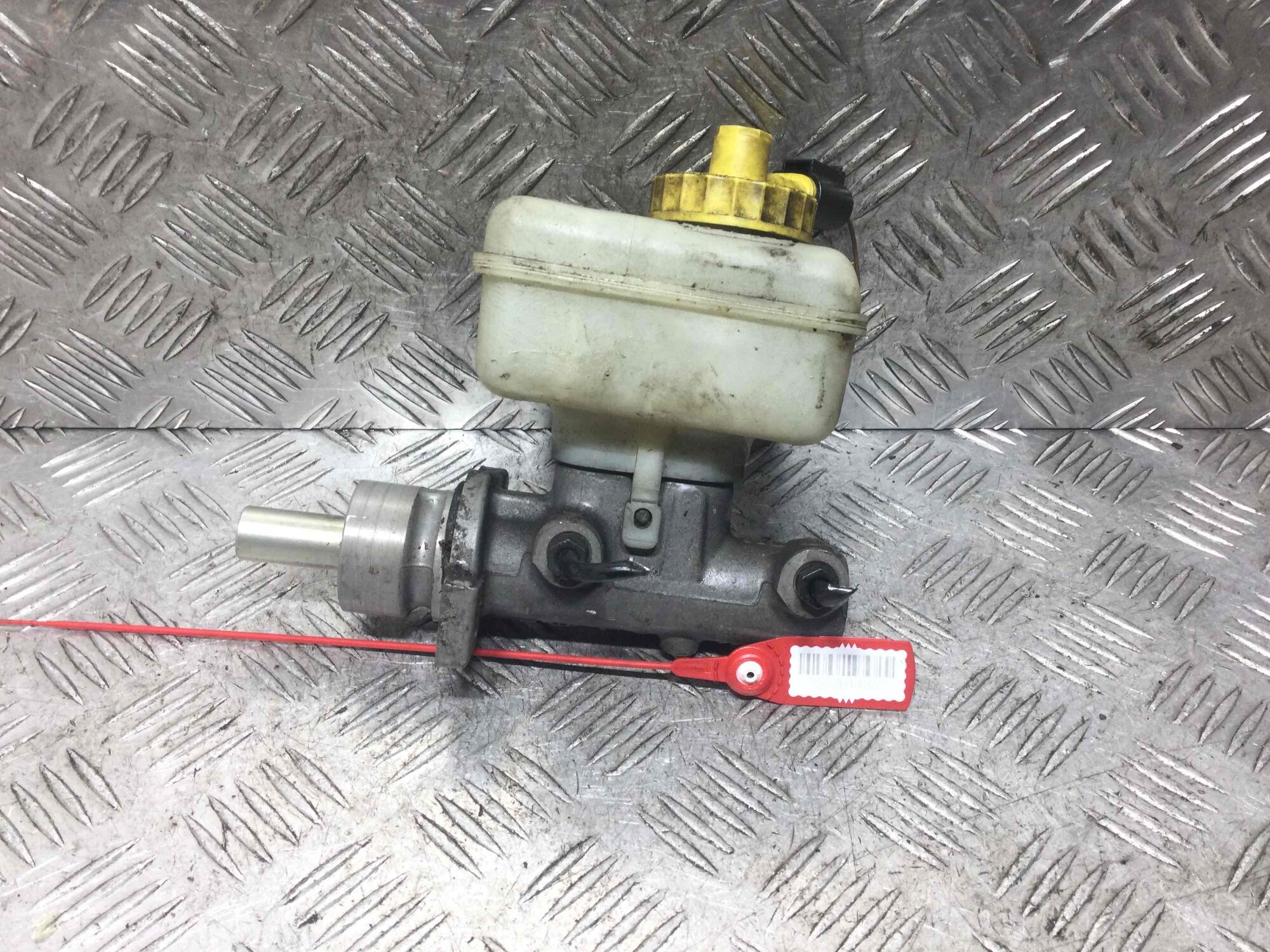 Б/У Цилиндр тормозной главный Volkswagen Golf 4 поколение (1997-2004) 2000 г.