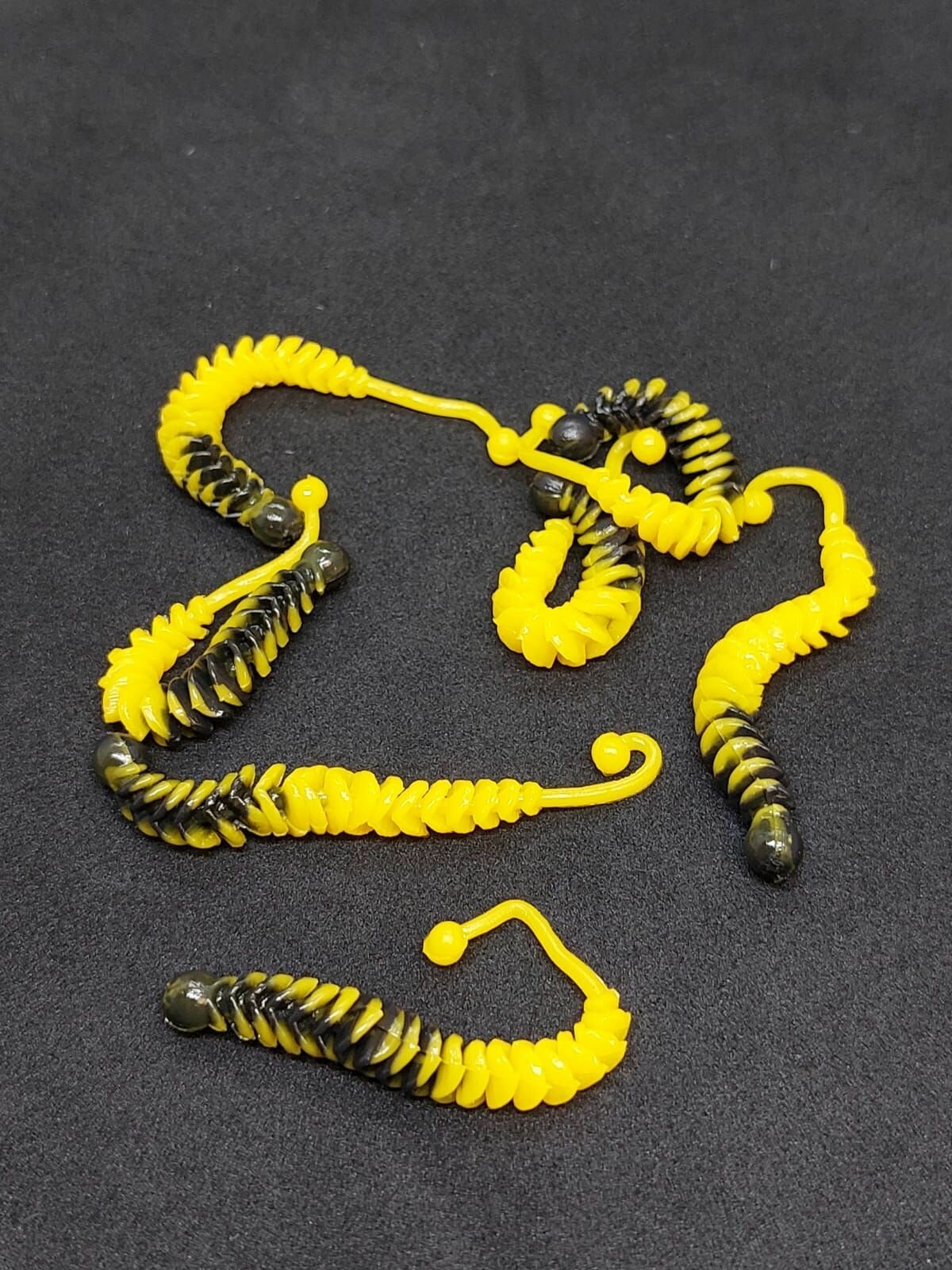 Силиконовая приманка на форель, окуня. Диско. Цвет чёрный желтый