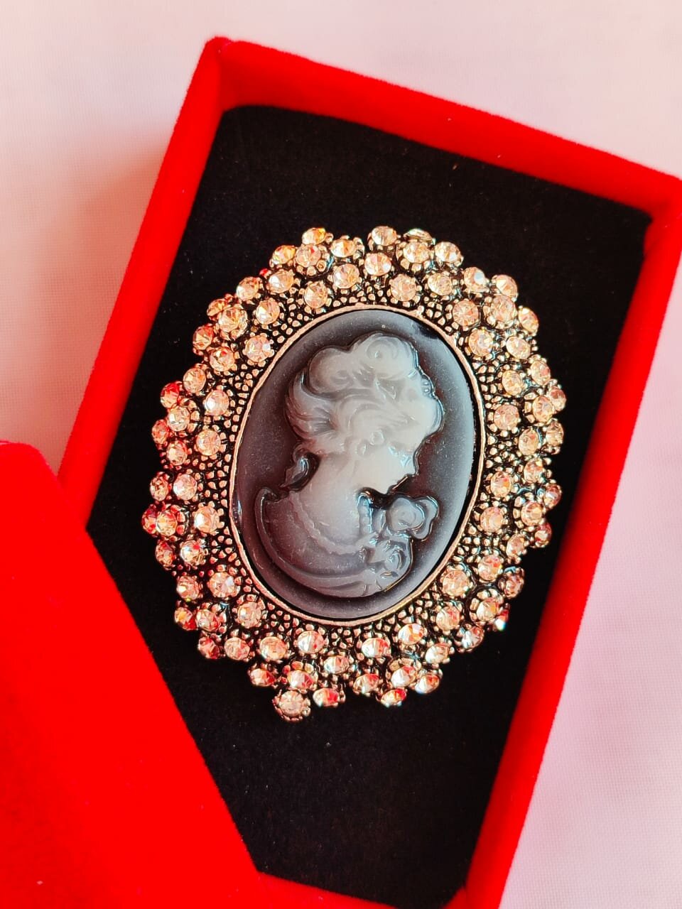 Брошь, стразы