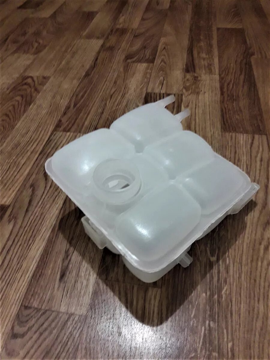 Расширительный бачок ОЖ на Форд Фокус 2, Мазда 3