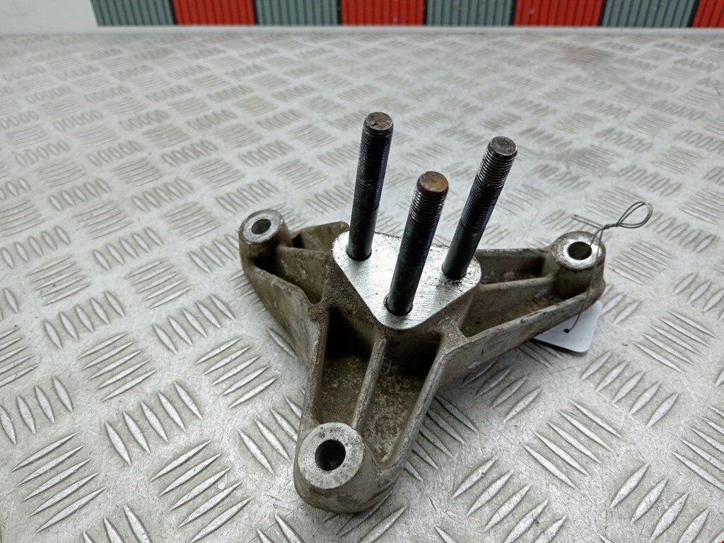 Кронштейн (крепление лапа траверса) кпп Mitsubishi Space_Star 1 MR222150 арт. 2175658