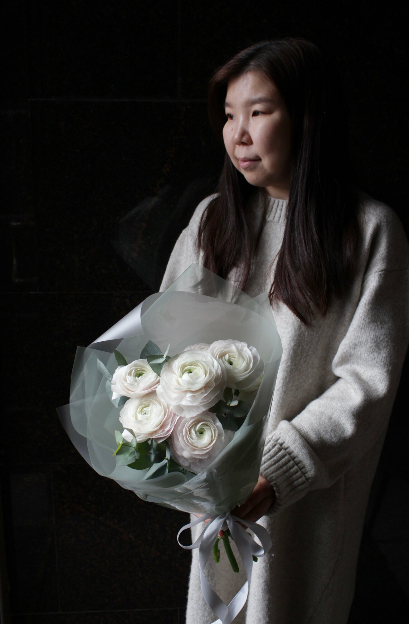 Букет из 7 ранункулюсов с эвкалиптом от студии цветов klumba.moscow