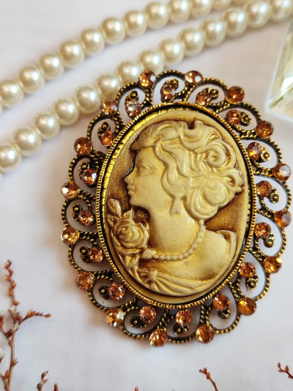 Брошь, стразы