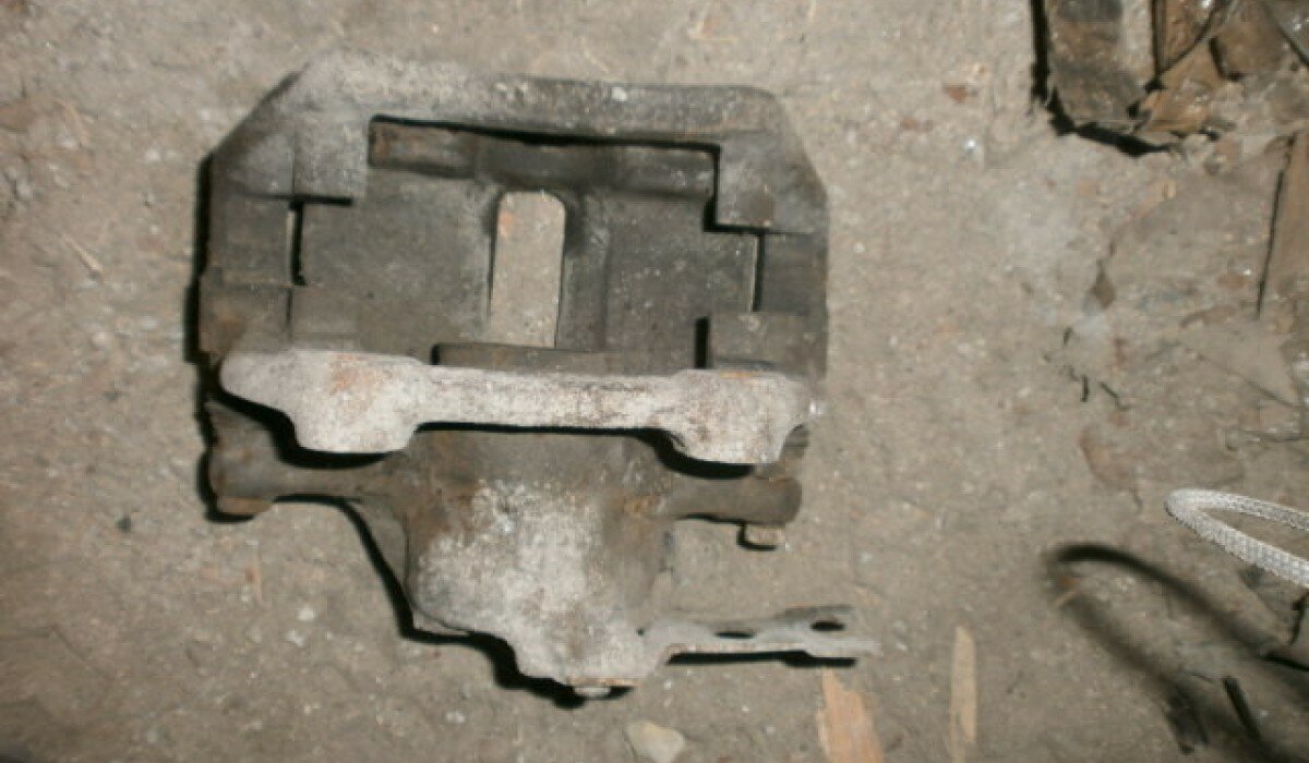 Суппорт передний Passat (B5) Volkswagen