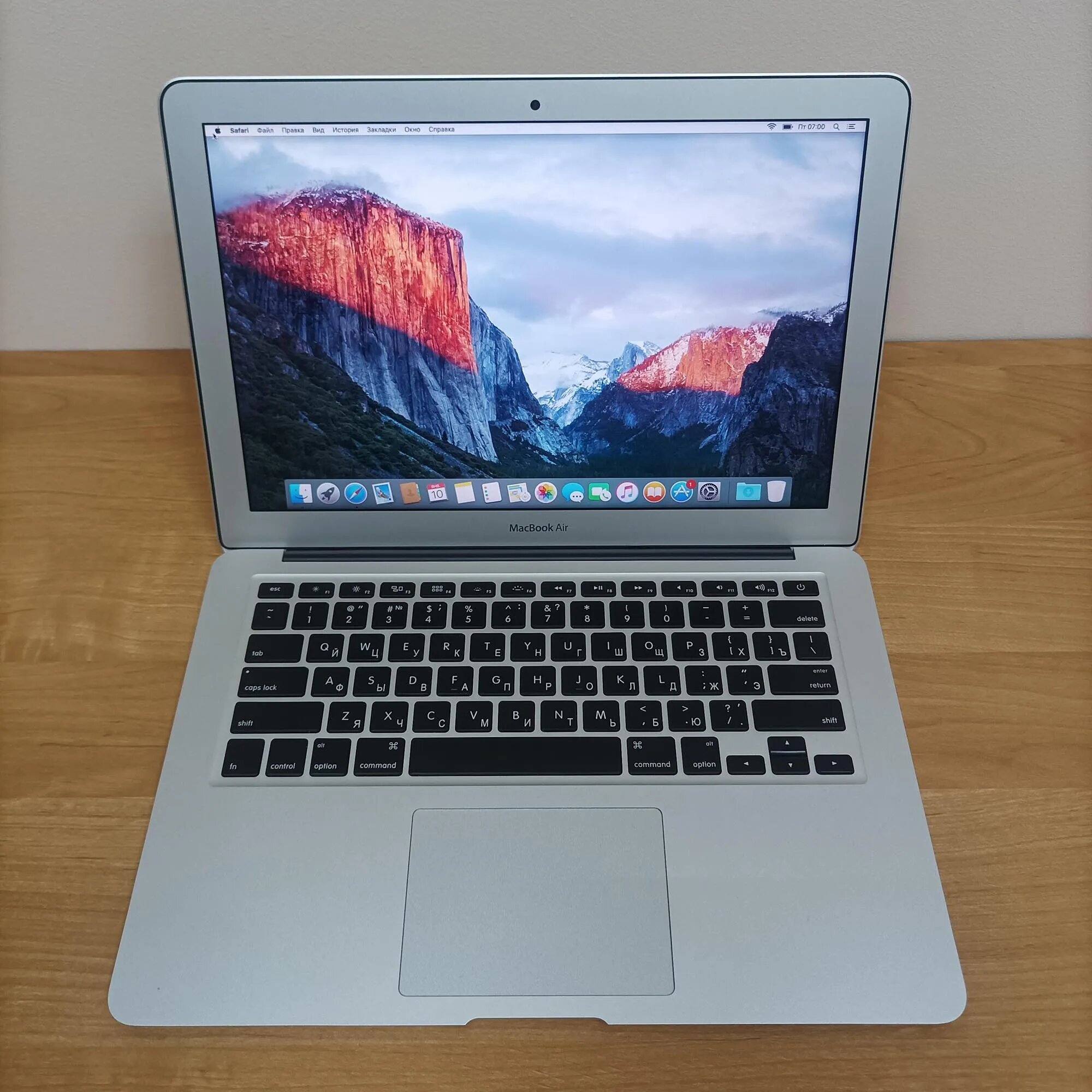 Ноутбук 13" Apple Macbook Air A1466 EMC 2925, Intel Core i5-5250U 1.4GHz, LPDDR3 8GB, SSD 256GB, 1440*900, Intel HD Graphics 5000, 1440x900, 2*USB 3.0, WiFi, BT, Thunderbolt, камера, SD, 1.35кг, MacOS X 10.7, серебристый