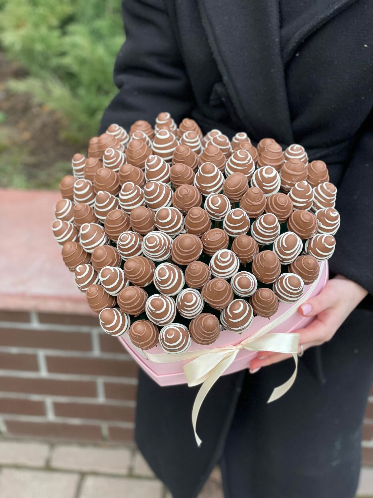 Коробка сердце с клубникой в белом и молочном шоколаде, без посыпок, Cocoa1, 30 см