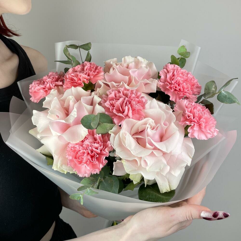 Розовый букет с ажурными розами и диантусами