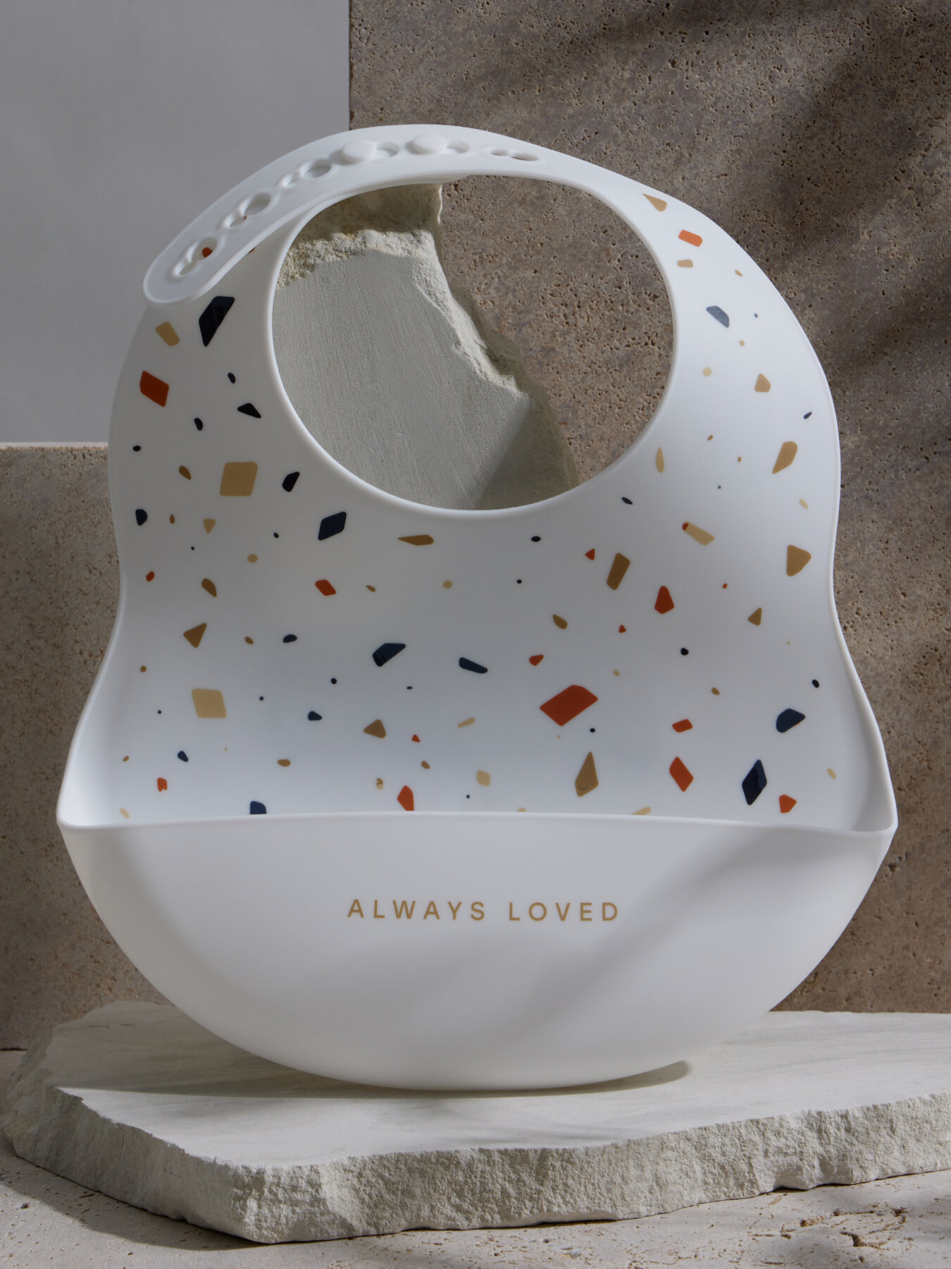 16017, Силиконовый нагрудник для кормления Happy Baby, слюнявчик с карманом, мягкий и легкий, белый терраццо