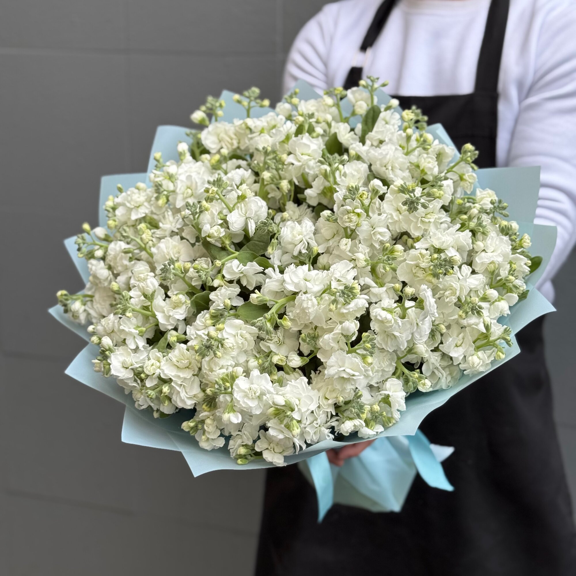 Букет "Ароматные белые маттиолы" от Rybe-Flowers, монобукет, 50 см, 29 цветов, белый — фото 1