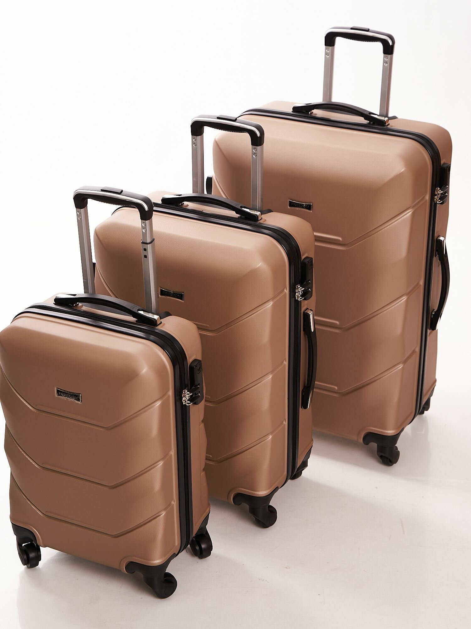 Комплект чемоданов 