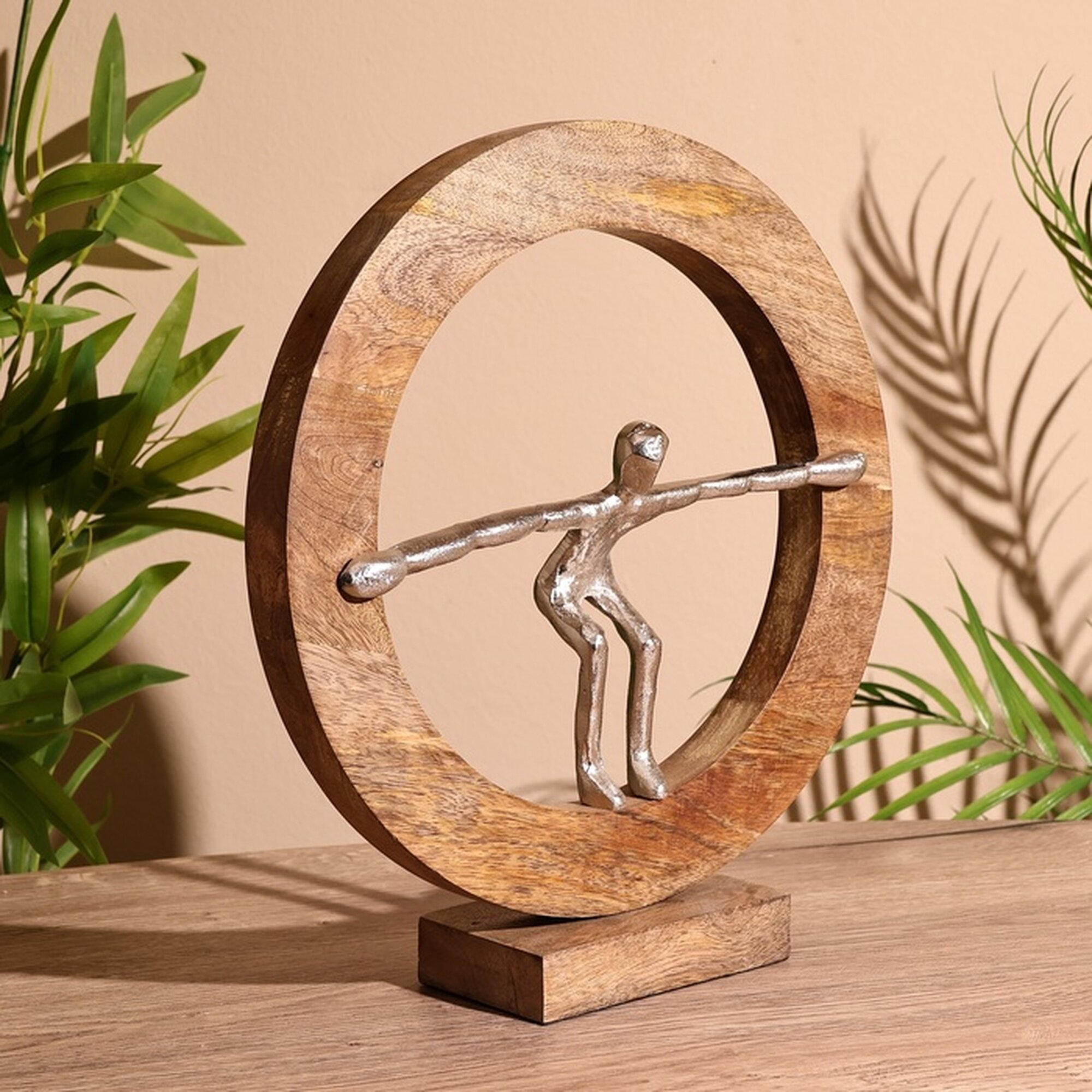 Сувенир интерьерный в деревянном кольце «Момент», 25×8×28 см