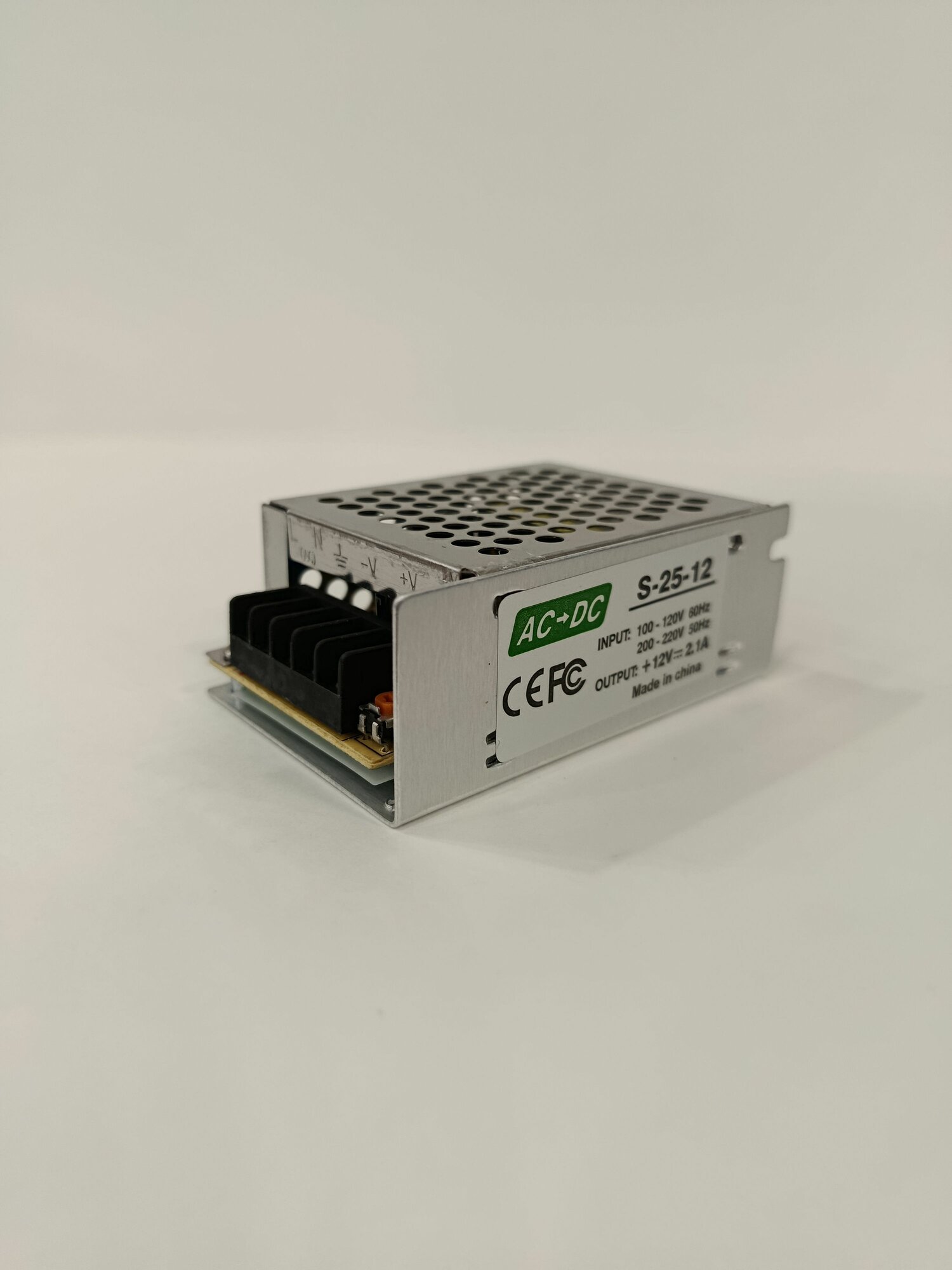 2.1А (220 - 12) / Преобразователь напряжения (блок питания) с 220V - на 12V, 2.1 ампер (1 шт.), арт: 9307-К