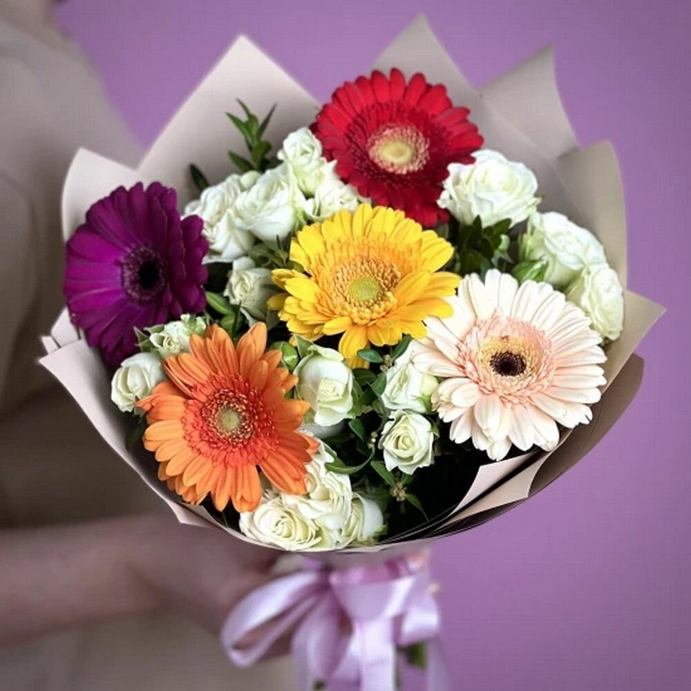 Цветы живые букет из роз и гербер в упаковке с лентой "Остров мечты" Flor2u