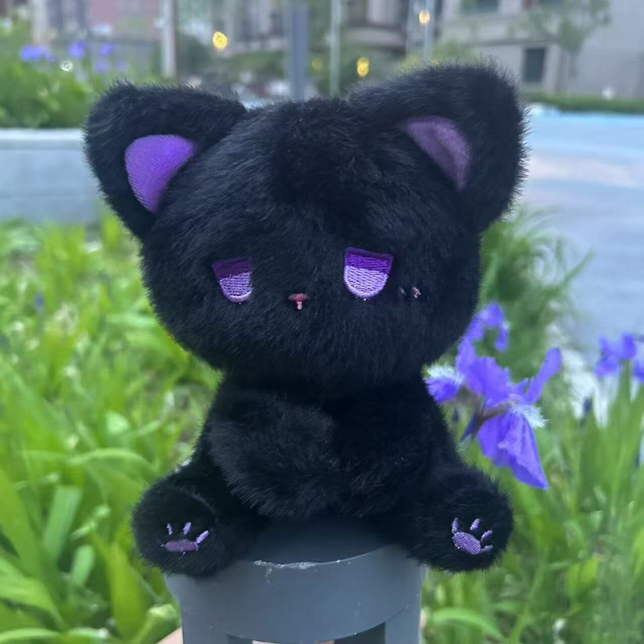 Милые плюшевые куклы в виде кота-эмо и забавного медведя — идеальный подарок на день рождения для девочек.