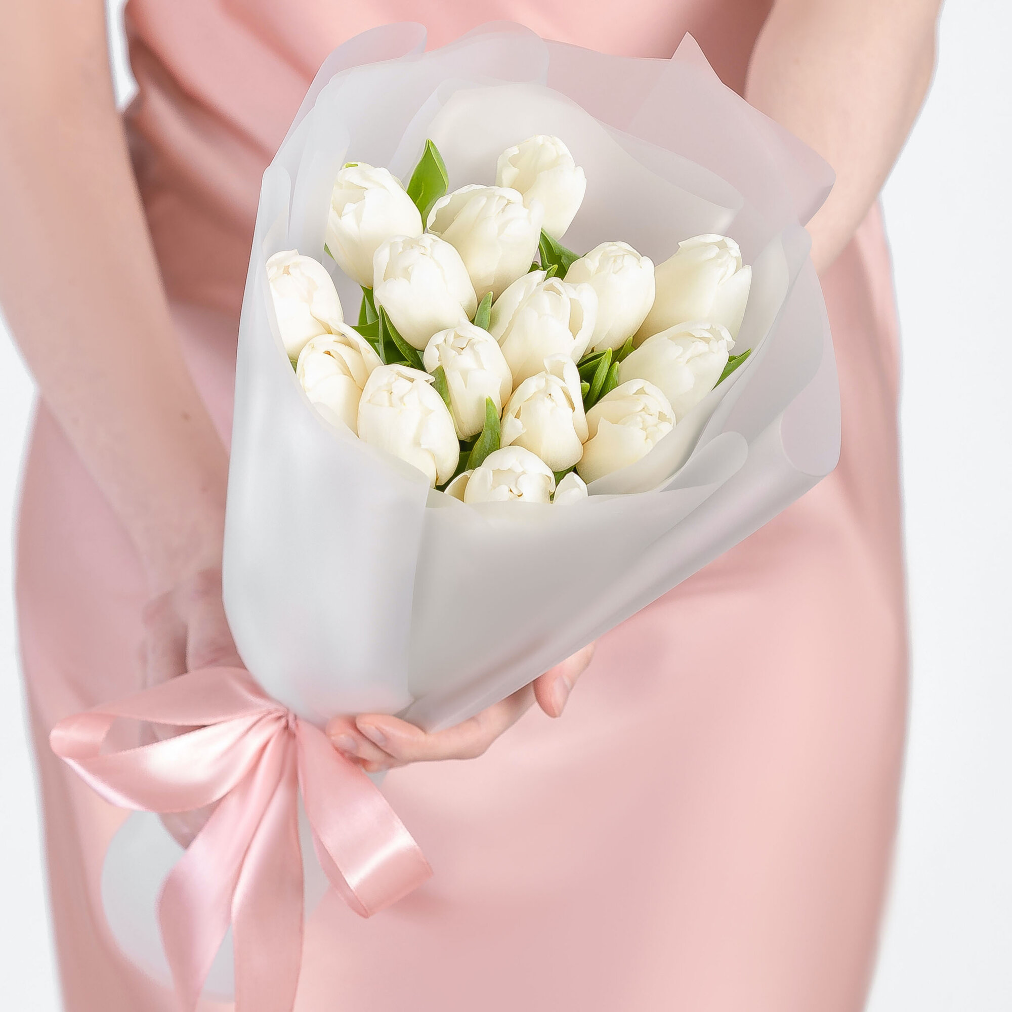 Букет Мегацвет24 "Белые тюльпаны", 15 штук, дизайнерская упаковка
