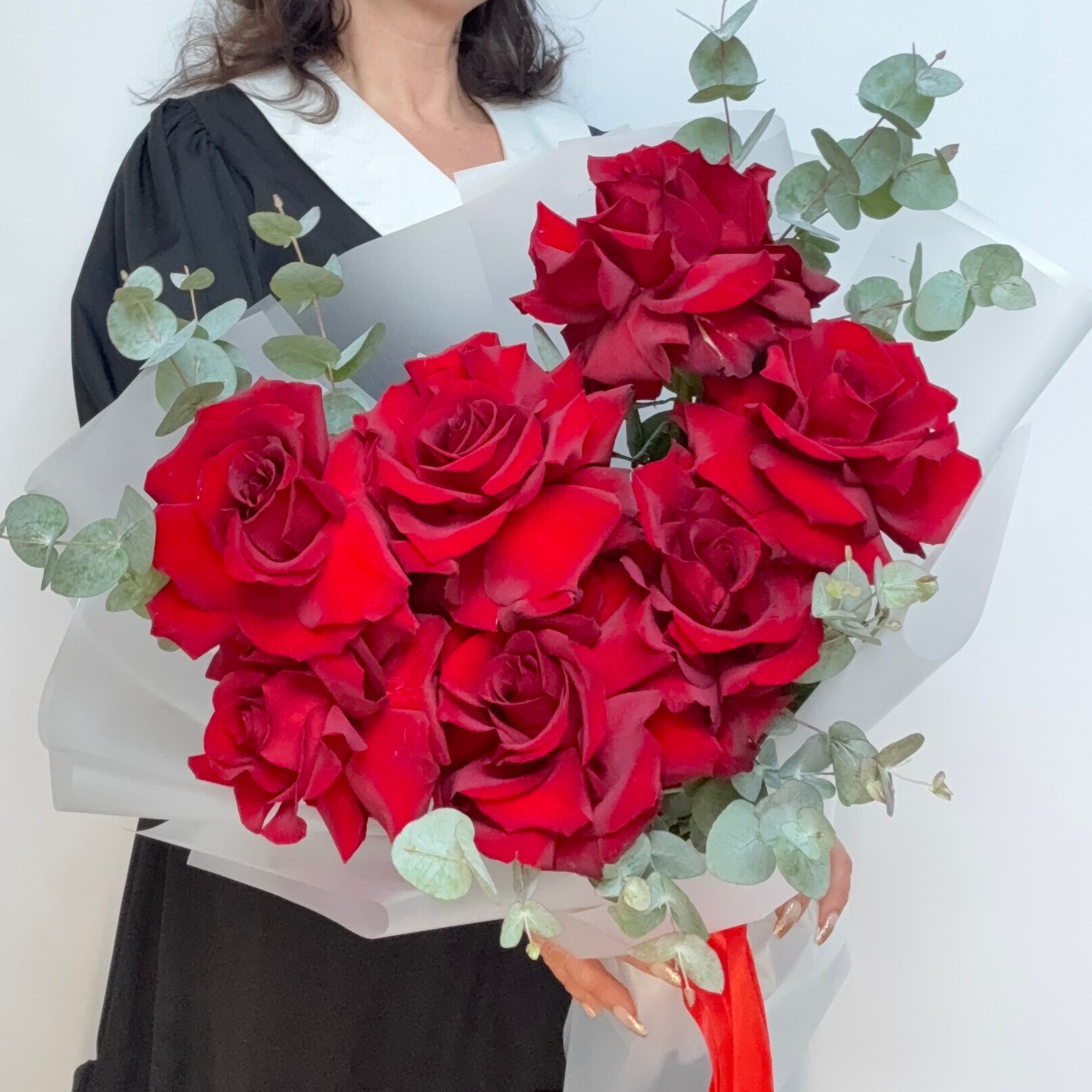 7 французских роз с эвкалиптом . Моно букет с зеленью , высота 50 сантиметров