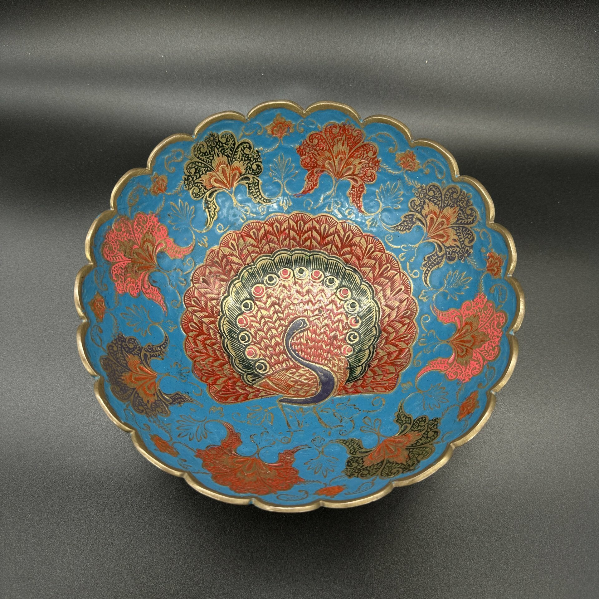 Конфетница округлой формы с фигурным бортом, украшенная изображением павлина