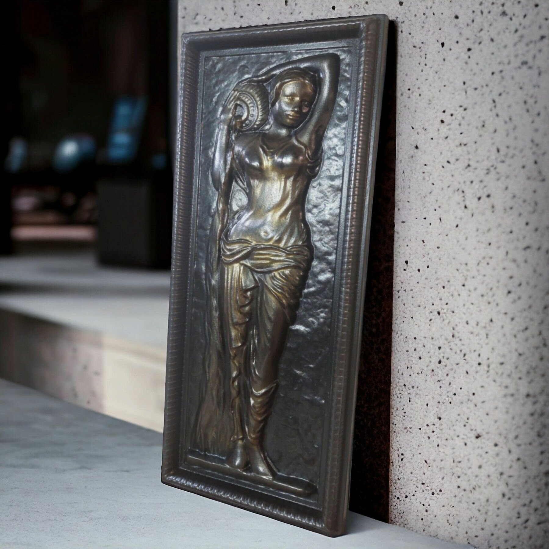 Большое панно, сувенир Девушка с кувшином, из гипса. Декор, картина для дома, офиса, кафе.