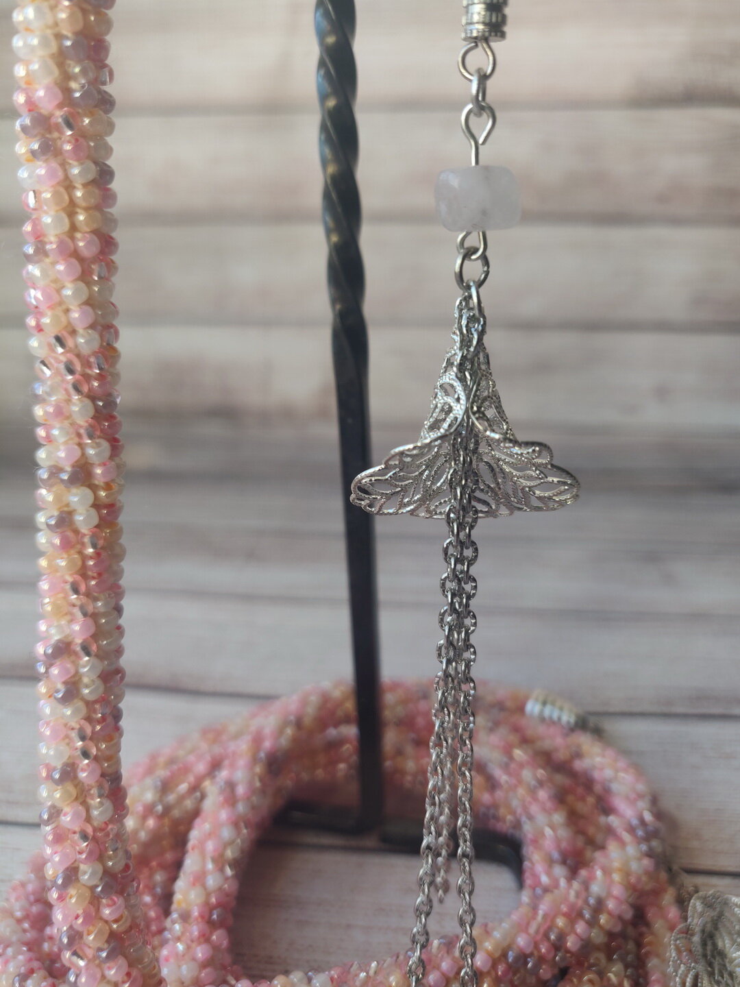 Колье, розовый кварц