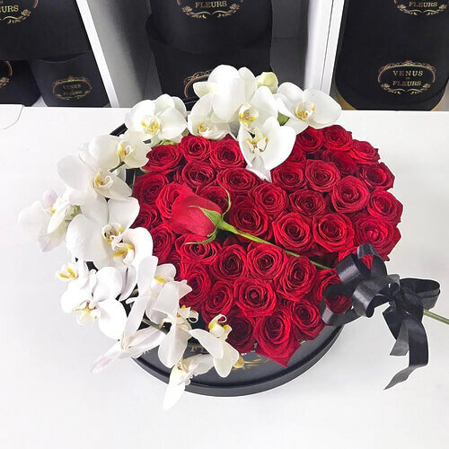 Букет живых цветов, красные розы и орхидеи в шляпной коробке 101 шт.