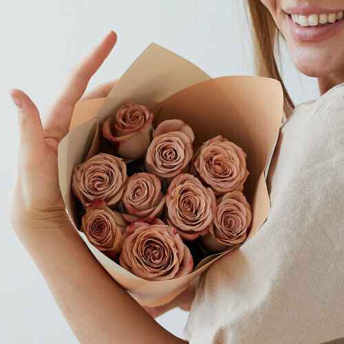 Букет Venus in Fleurs, 9 роз, круглый, оберточная бумага, 50 см