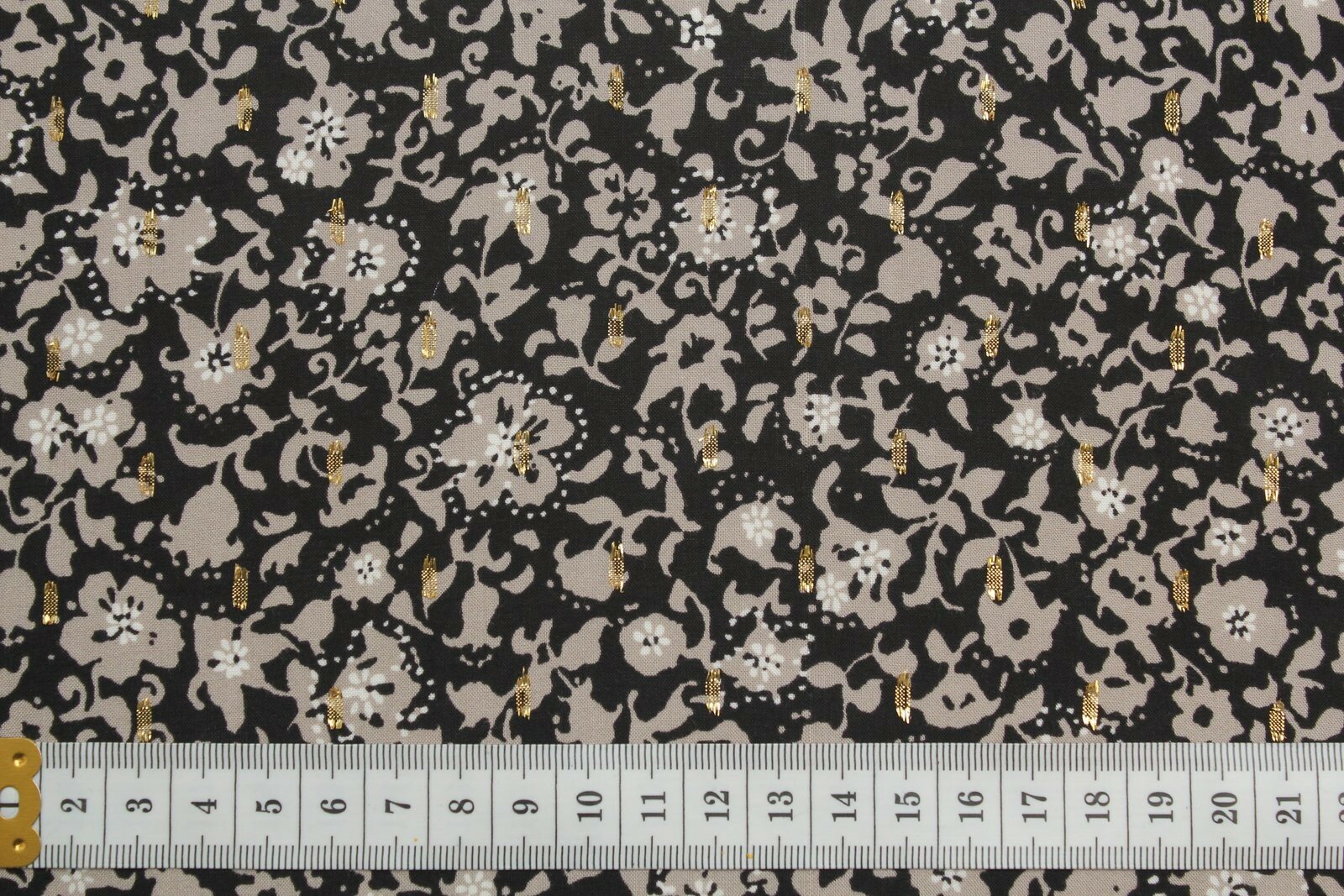 Ткань Купра бежевые цветы на черном фоне, 120 г/пм, ш136см, 0,5 м