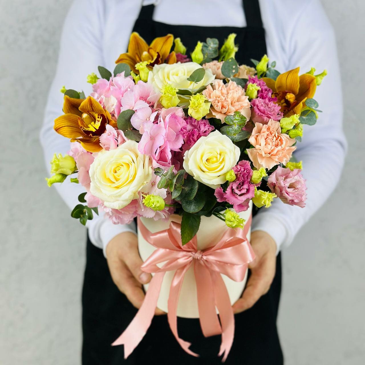 Авторская коробка Rybe-Flowers, с орхидеей, розой, гвоздикой, эустомой, эвкалиптом