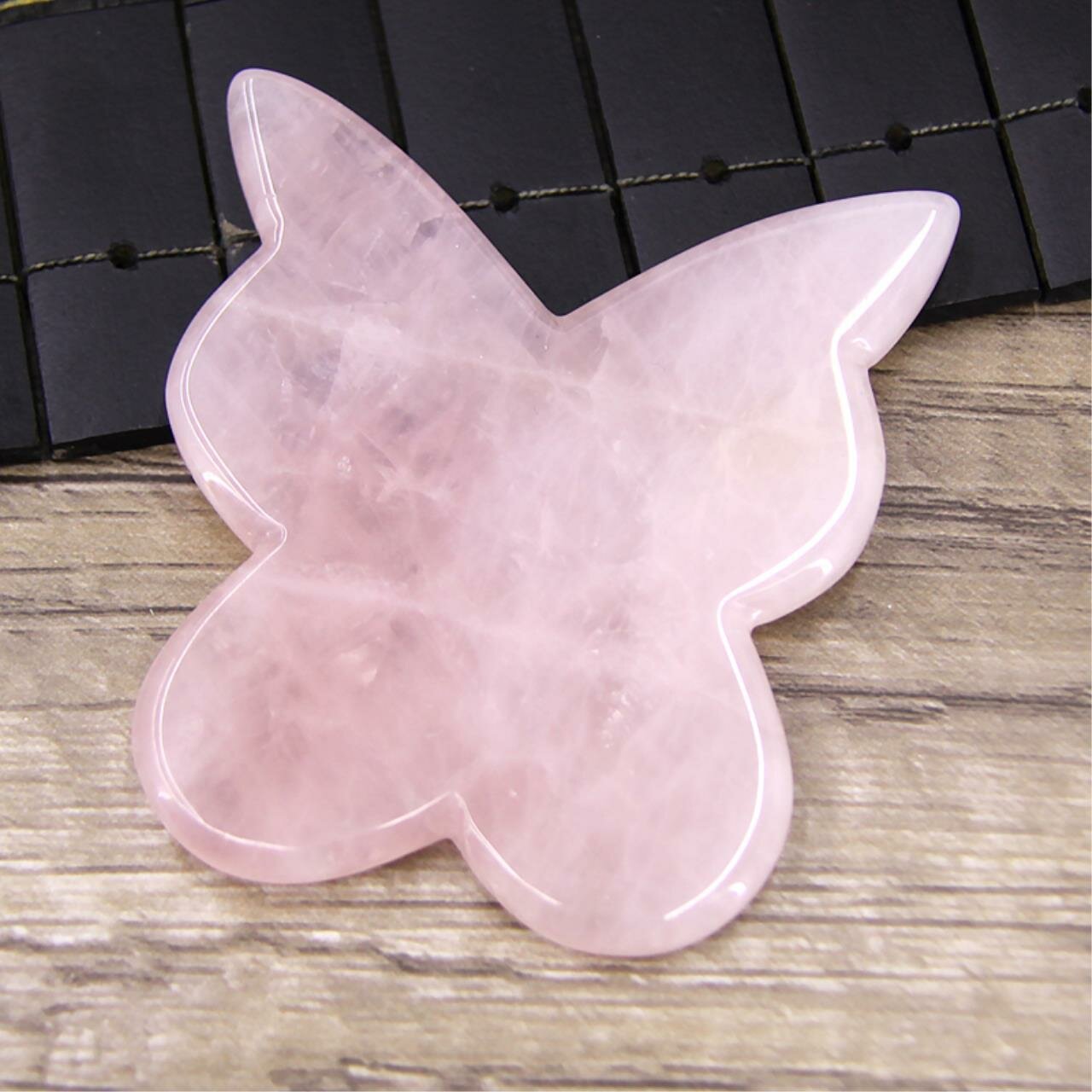 Скребок Гуаша Бабочка из розового кварца 8см для лица и зоны декольте